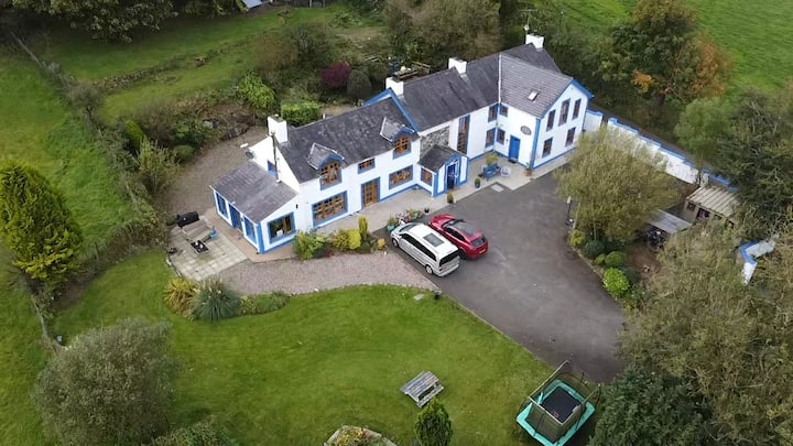 Spacious Countryside Home With Hot Tub, Pool Table - Antrim