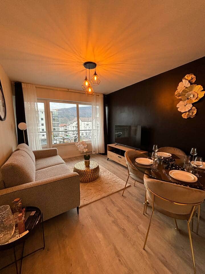 "Le Golden" Accès Direct Tram Genève · Parking - Geneva