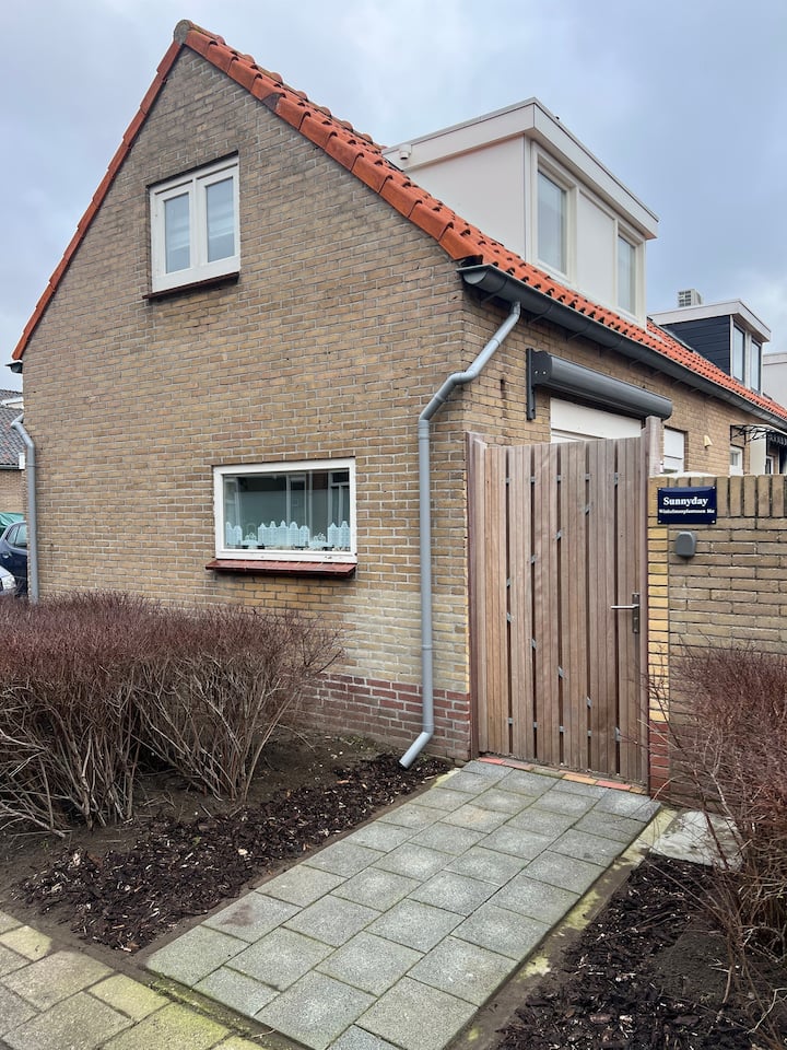 Sunnyday, Met Gratis Parkeren - Egmond aan Zee