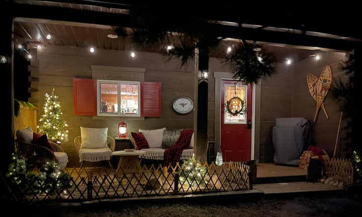 Cozy Log Cabin - "The Lazy Bee" - Alberta