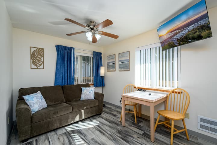 Harbor Apartment - Walk To Beach - Brookings, OR