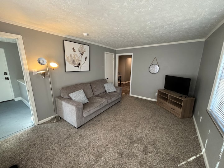 Cozy 1 Bedroom 1 Bath Apartment - Dayton, OH