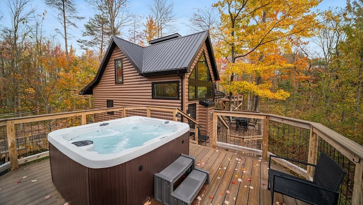 Treehouse-overstory: King Beds, Hot Tub, Fireplace - Erie, PA