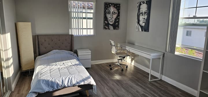 Private Room In Uptown Whittier - Whittier, CA