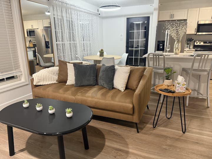 Luxury 2 Bed/2 Bath Condo-1 Block To Downtown - Iowa