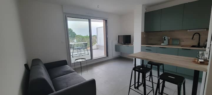 New Furnished Tourist Studio + Covered Parking - Challans
