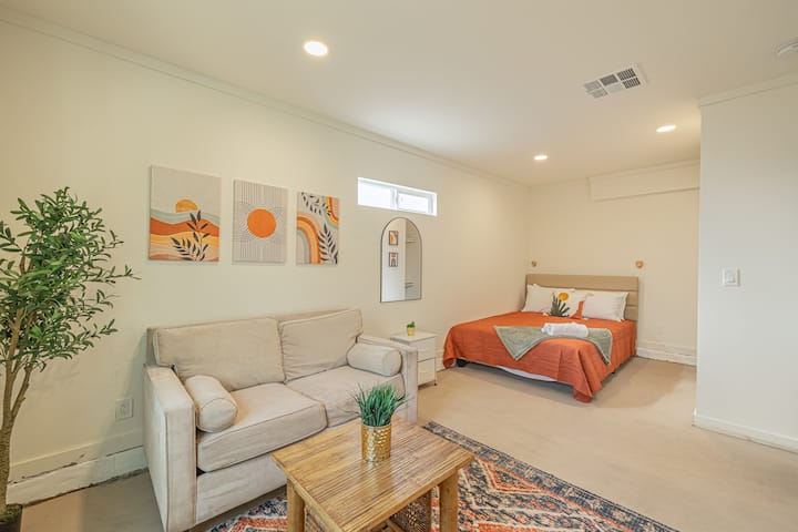 Dreamy Desert 1bd1br • Close To Shops• Parking - Lancaster, CA