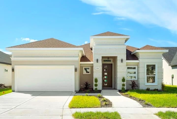 De Lujo Modern Deluxe Home - McAllen, TX