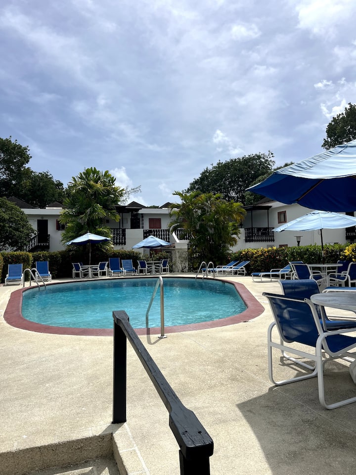 Upstairs Studio Apt. & Pool On A Cute Golf Course - Barbados
