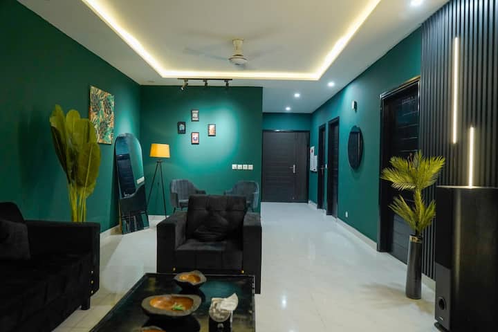 Chic 2-br Stay | Pool Gym Cinema & Comfort - Lahore