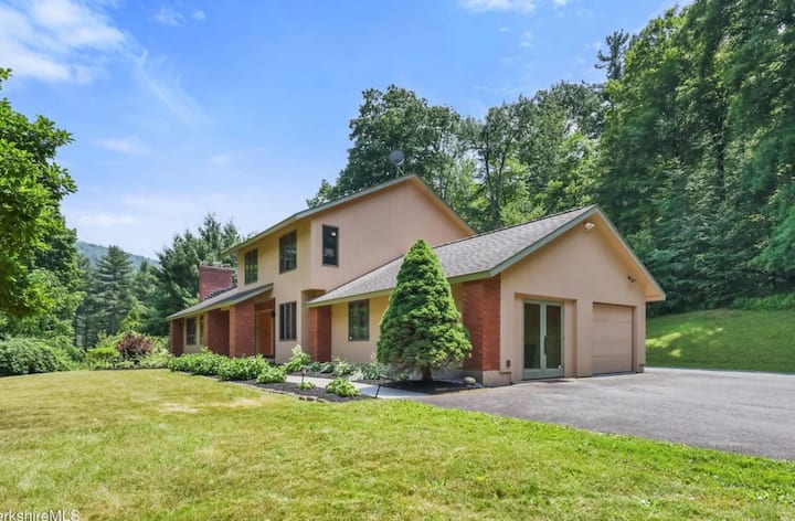 New! Hilltop Ski And Sun Chalet With Hot Tub - Great Barrington, MA