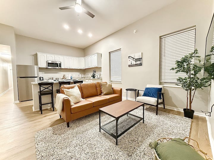 2br W/ Parking! Steps From Washington Park In Otr! - Cincinnati, OH