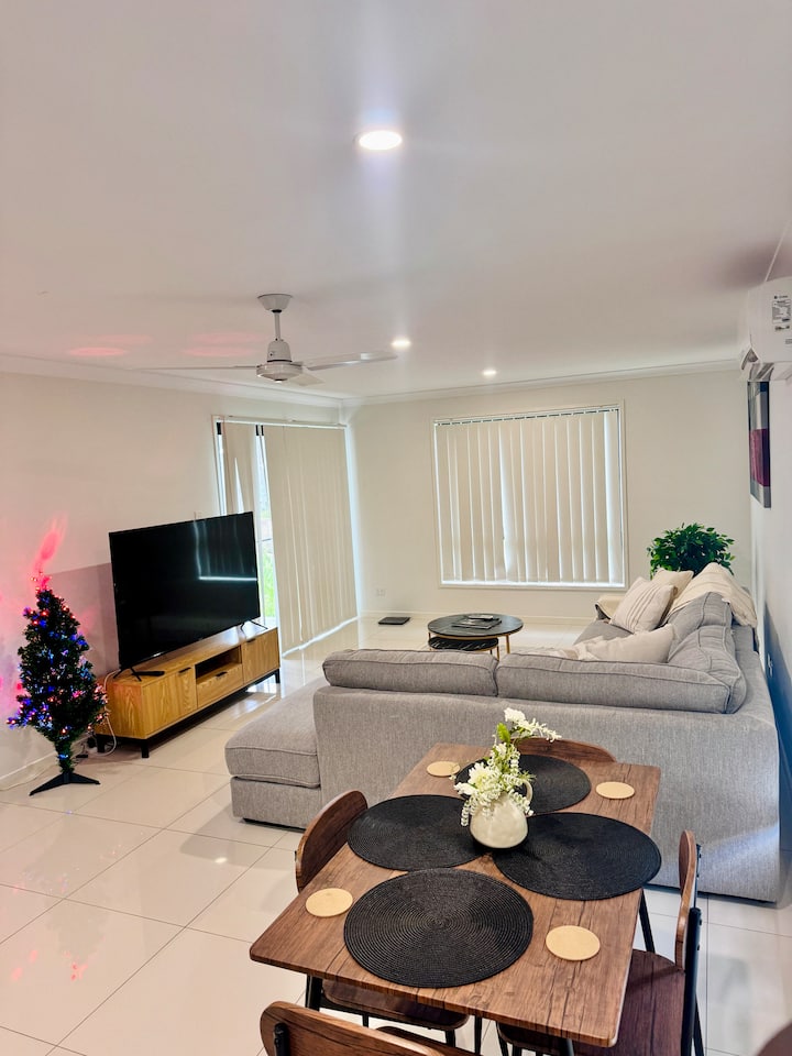 New Furnitured Comforting Home - Gold Coast