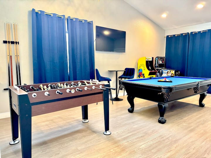 Spacious 6bd Home Pool, Games, Full-equipt Kitchen - Las Vegas, NV