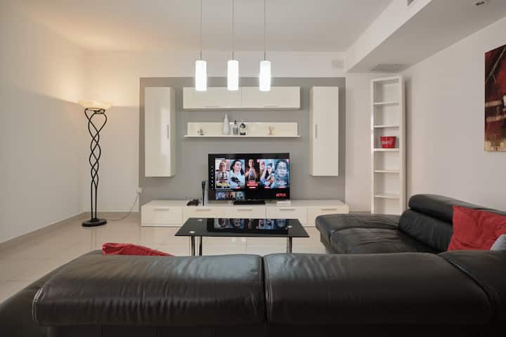 Balluta Bay Specious 3 Bedroom 2 Bathroom - Valletta