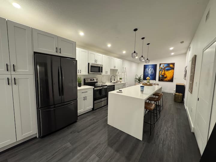 2 Br 3 Beds Renovated Stylish Central Miami Stay - Doral, FL