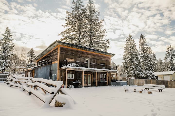 Carriage House • 10 Min To Glacier W/ Hot Tub - Glacier National Park