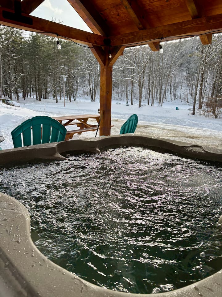 Hot Tub! Cozy Riverfront Cabin, 10 Mins To Lapland - Adirondack Mountains