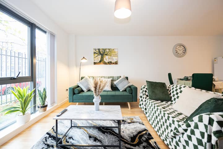 New! Stunning Apartment | Free Parking | Central - 索爾福德