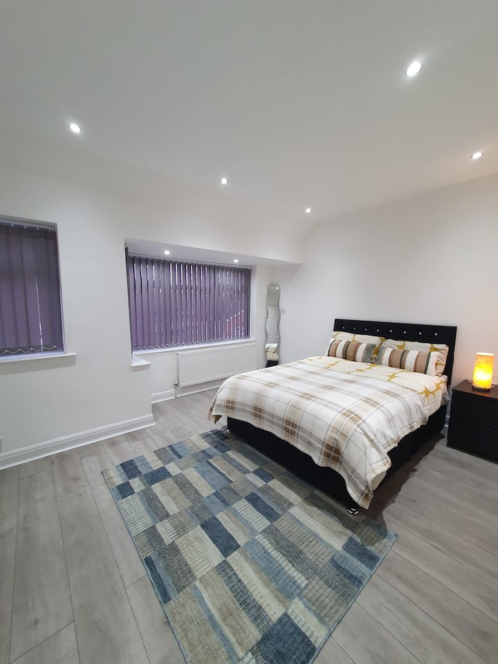 House 7 Mins Train To Centre - Oldham