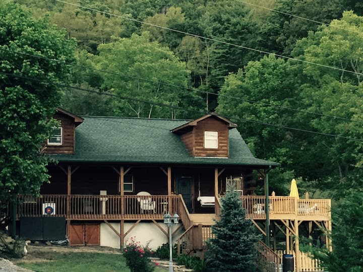 Charming 2b2b Furn. Cabin Home - Weaverville, NC