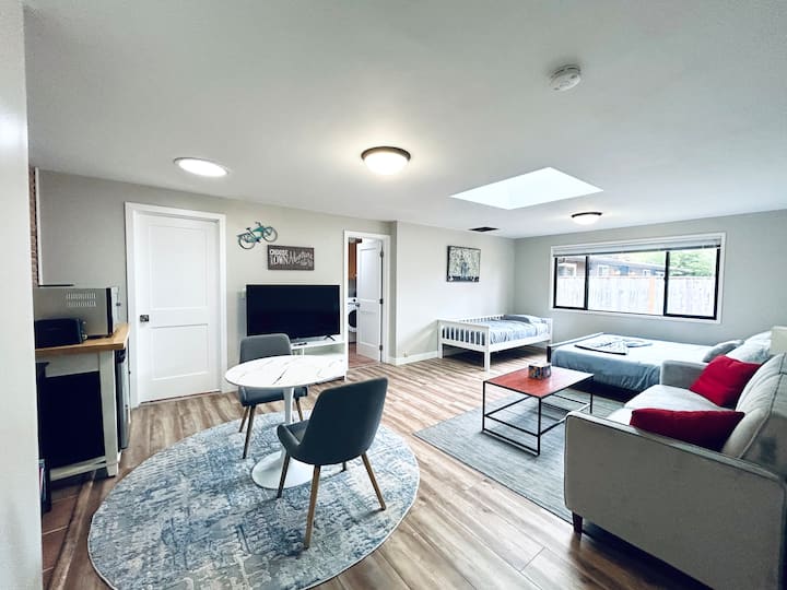 Studio By Downtown Bellevue W/ Garage Parking - Bellevue, WA