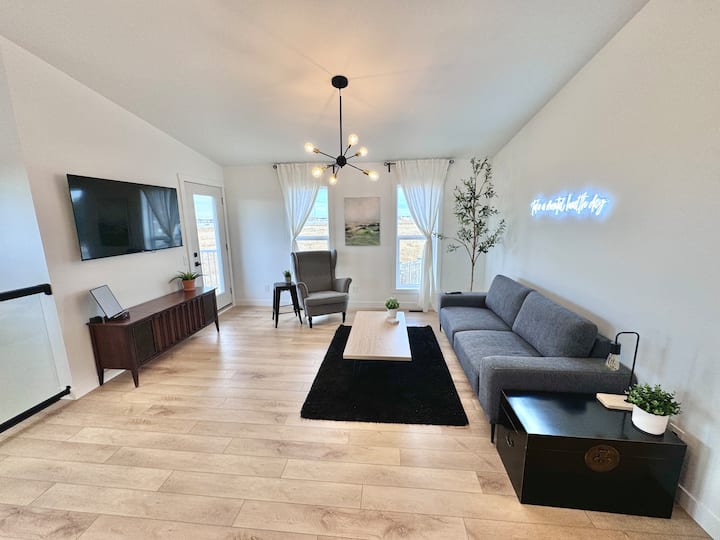 Spacious W/ Games Room: Play, Relax, Renew 3 Beds - Calgary