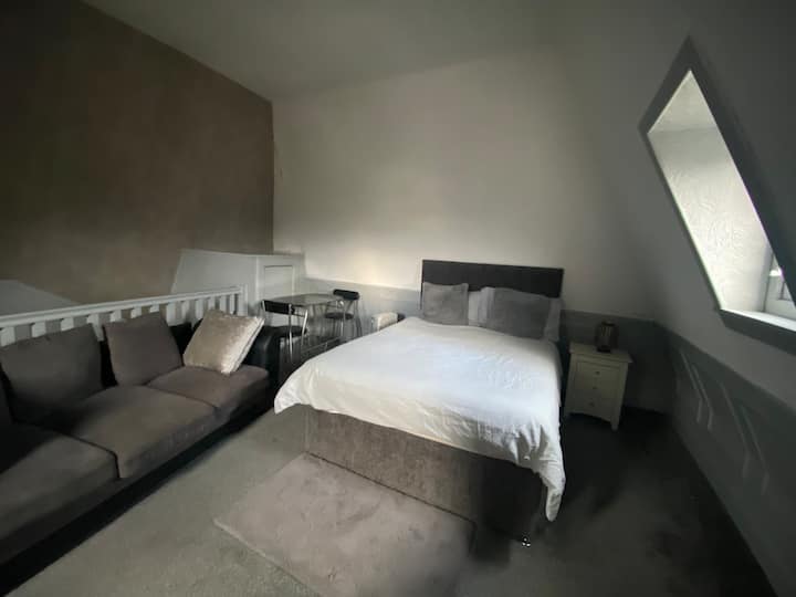 Upper Attic Room Top Location - Glasgow