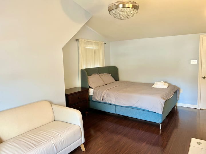 Cozy Room W/ Sofa, Fridge And Walk-in Closet - Nashua, NH