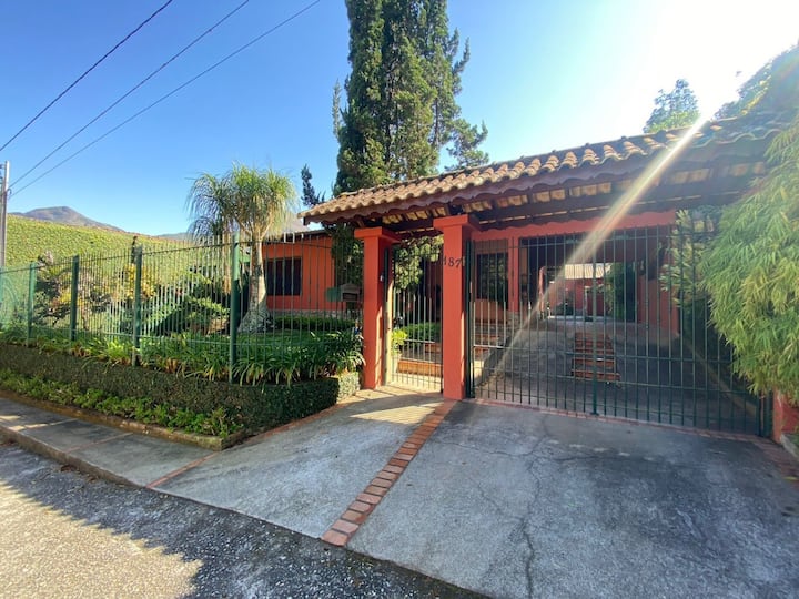 Casa Espaçosa Com áRea Gourmet E Garagem - Nova Friburgo