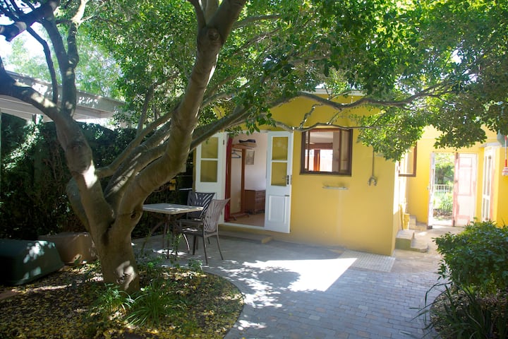 Birds & Bees Guest Cottage In Plumstead - Cape Town