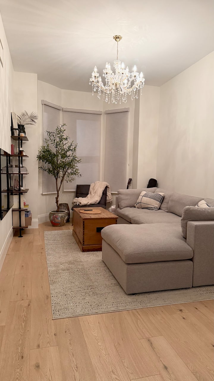 Urban Oasis: 2-storey Townhouse With Parking - Toronto