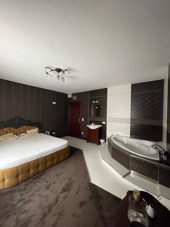 Exklusives Zimmer Mit Jacuzzi - Kassel