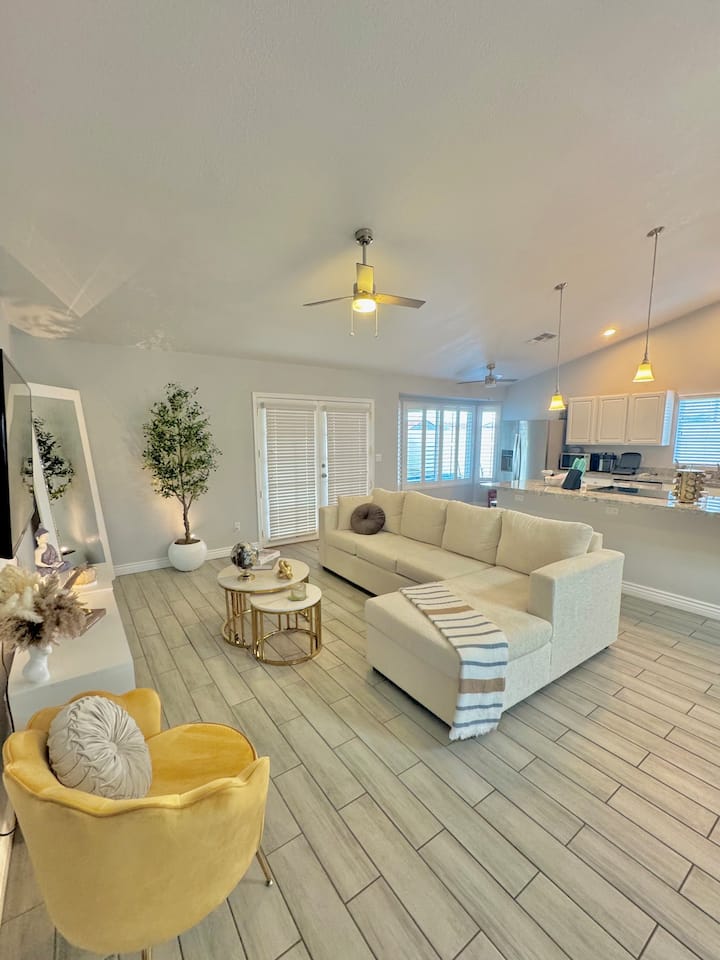 Spotless Home To Stay (Females Only) - Glendale, AZ