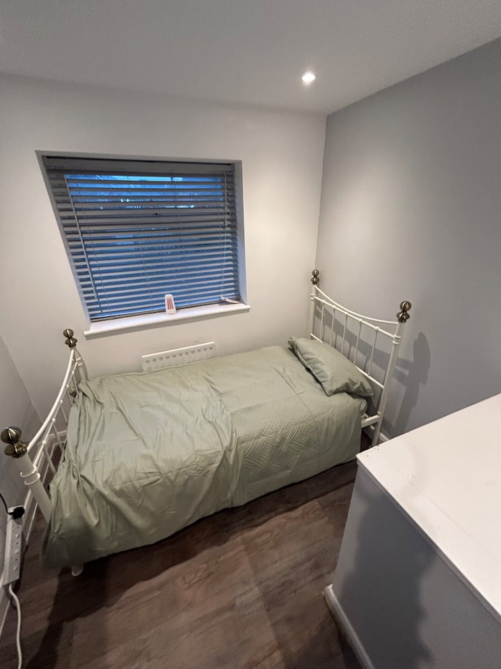 Cosy Room 8 - Crawley