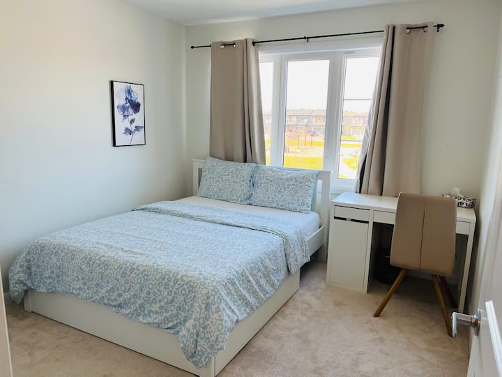 Cozy 1br W/ Queen Bed & Park View - Ottawa