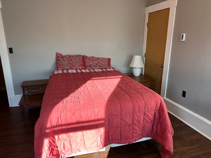 Pet Friendly Bethel Bungalow *Monthly Available - Bethel, ME