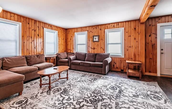 Pet Friendly Bethel Bungalow *Monthly Available - Bethel, ME