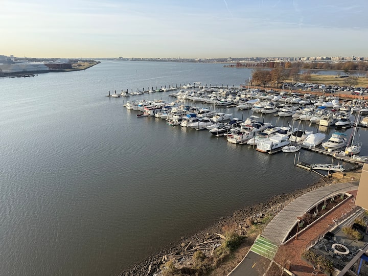 Surreal Penthouse 2br Waterfront - Washington Navy Yard, DC