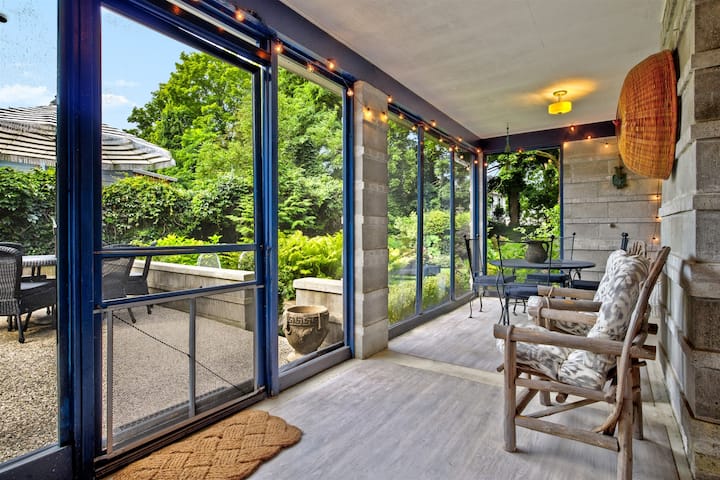 Grey Gardens: Downtown, Stunning Gardens, Balcony - Saugatuck, MI