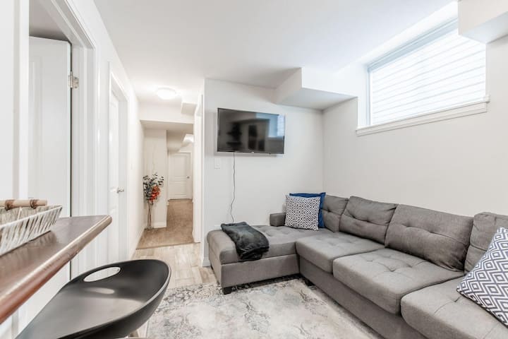 Cozy One-bedroom Basement Apartment, W/ Hot Tub. - Niagara Falls