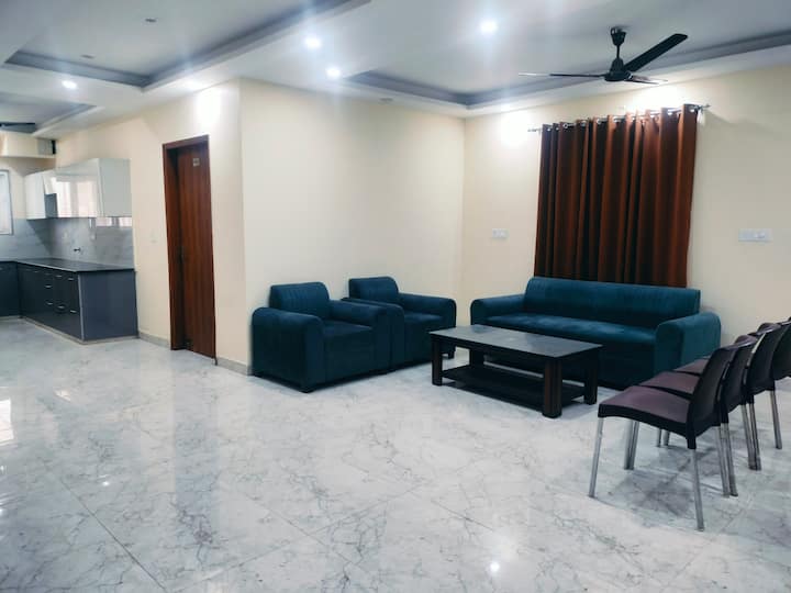 Clean N Comfortable 4bhk Flat - Gurugram