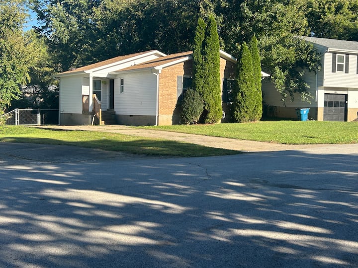 Derby City, Quiet Escape - Anchorage, KY