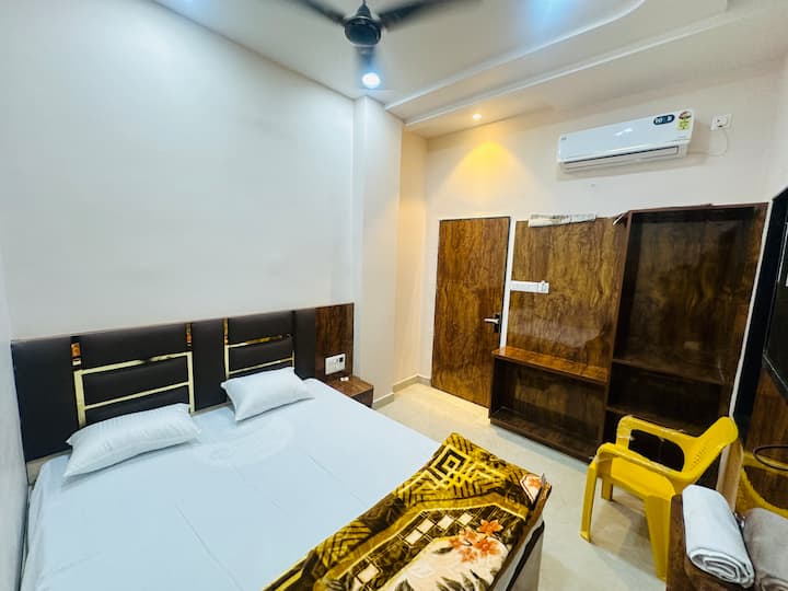 Radhe Krishna Homestay- 2 Bedroom Flat - Varanasi
