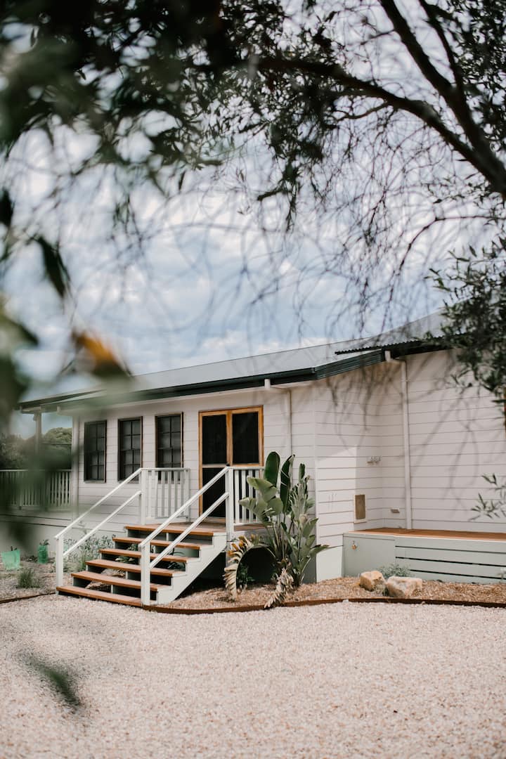 Longboarders Coastal Cottage W/ Farm Views - 菲利普島