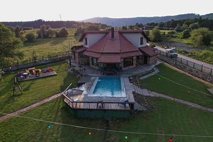 Abantta Doğayla İç İçE Havuzlu Ve ŞöMineli Dağ Evi - Abant Gölü