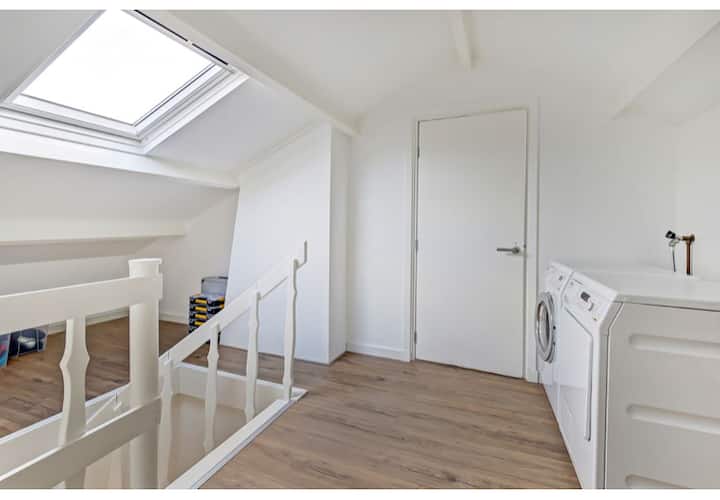 Private Room With Skylight (Female Only) - Hilversum
