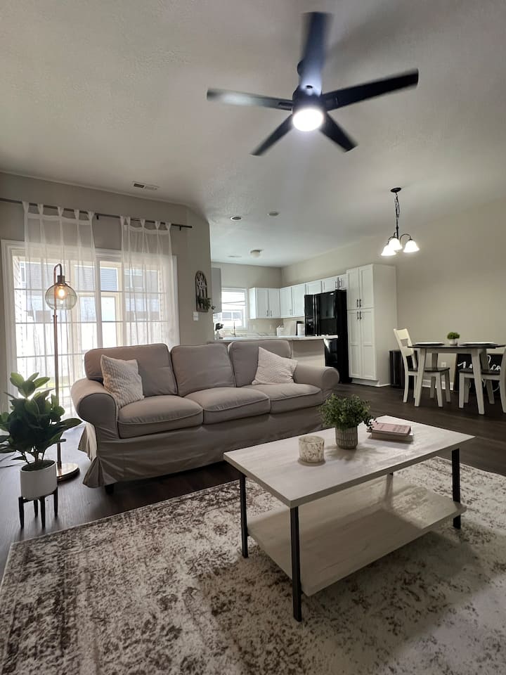 Contemporary Close To Western Blvd Townhome - Jacksonville, NC