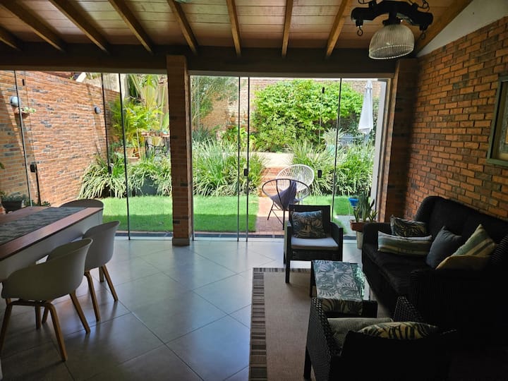 Moderna Casa De Dos Plantas - Asunción