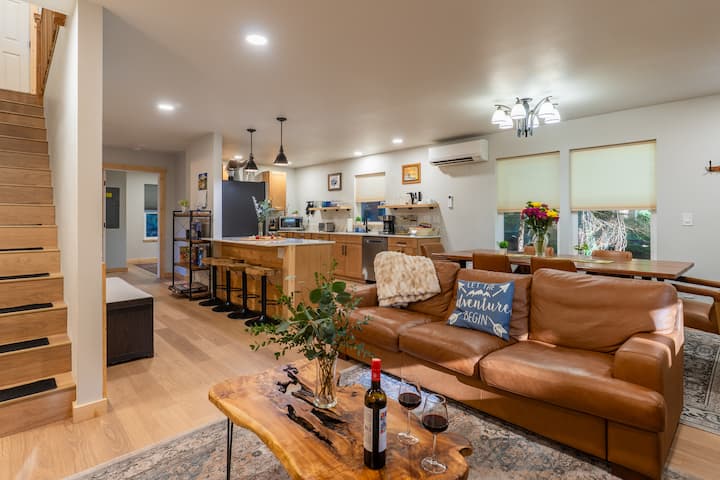 2 King Suites + Queen Bed W/ Hot Tub, Ev, & Wifi - Ashford, WA